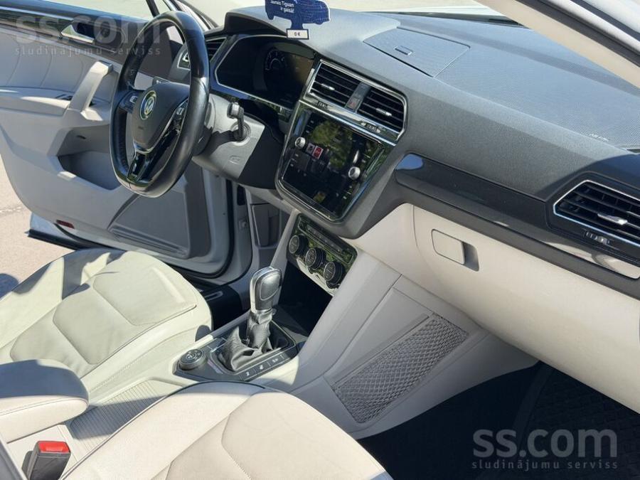 White Volkswagen Tiguan 2019 in Riga, with an engine capacity of 2.00 L and mileage of 171 thousand km for 19500 €, photo 10 on AUTOMOTO.COM.LV