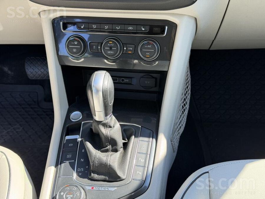 White Volkswagen Tiguan 2019 in Riga, with an engine capacity of 2.00 L and mileage of 171 thousand km for 19500 €, photo 12 on AUTOMOTO.COM.LV
