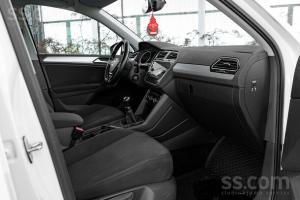 White Volkswagen Tiguan 2019 in Riga, with an engine capacity of 2.00 L and mileage of 195 thousand km for 13000 €, photo 9 on AUTOMOTO.COM.LV