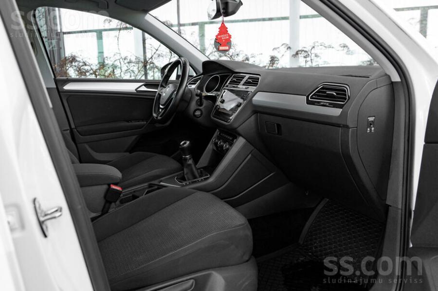 White Volkswagen Tiguan 2019 in Riga, with an engine capacity of 2.00 L and mileage of 195 thousand km for 13000 €, photo 9 on AUTOMOTO.COM.LV