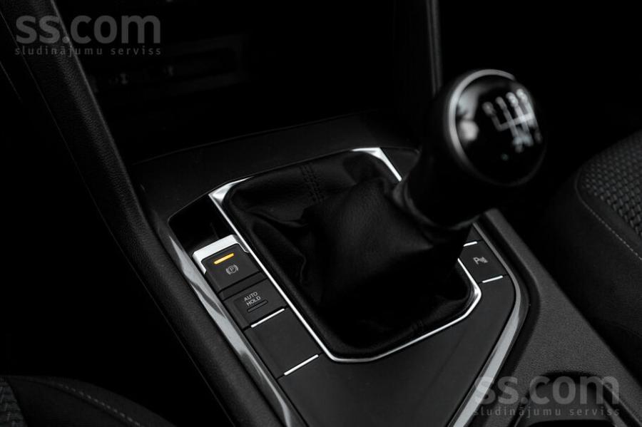 White Volkswagen Tiguan 2019 in Riga, with an engine capacity of 2.00 L and mileage of 195 thousand km for 13000 €, photo 16 on AUTOMOTO.COM.LV