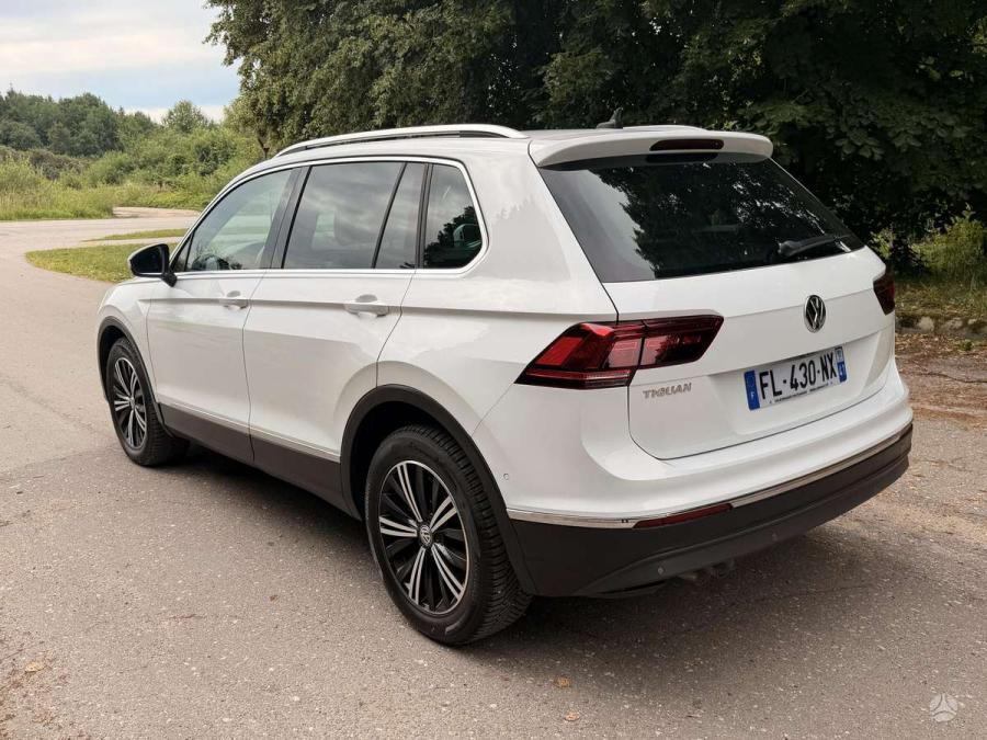 White Volkswagen Tiguan 2019 in Taurage, with an engine capacity of 2.00 L and mileage of 278 thousand km for 15500 €, photo 6 on AUTOMOTO.COM.LV