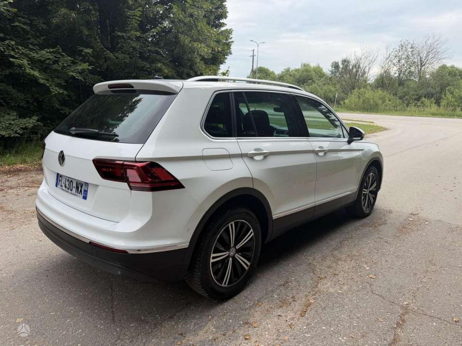 White Volkswagen Tiguan 2019 in Taurage, with an engine capacity of 2.00 L and mileage of 278 thousand km for 15500 €, photo 8 on AUTOMOTO.COM.LV