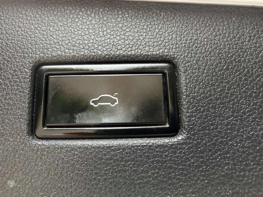 White Volkswagen Tiguan 2019 in Taurage, with an engine capacity of 2.00 L and mileage of 278 thousand km for 15500 €, photo 12 on AUTOMOTO.COM.LV