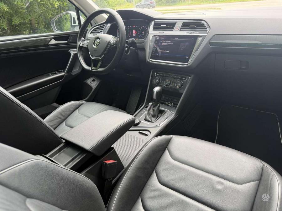 White Volkswagen Tiguan 2019 in Taurage, with an engine capacity of 2.00 L and mileage of 278 thousand km for 15500 €, photo 14 on AUTOMOTO.COM.LV
