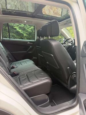 White Volkswagen Tiguan 2019 in Taurage, with an engine capacity of 2.00 L and mileage of 278 thousand km for 15500 €, photo 15 on AUTOMOTO.COM.LV