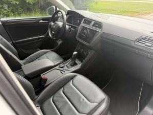 White Volkswagen Tiguan 2019 in Taurage, with an engine capacity of 2.00 L and mileage of 278 thousand km for 15500 €, photo 16 on AUTOMOTO.COM.LV