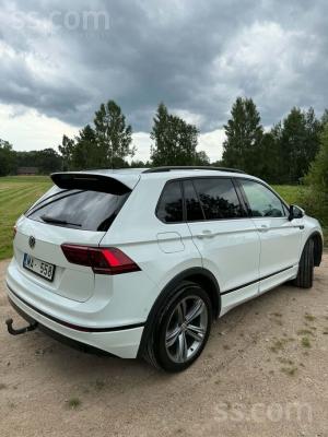 White Volkswagen Tiguan 2019 in Cesis, with an engine capacity of 2.00 L and mileage of 155 thousand km for 21850 €, photo 5 on AUTOMOTO.COM.LV
