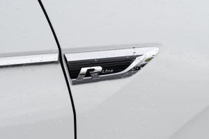 White Volkswagen Tiguan 2019 in Marupe, with an engine capacity of 2.00 L and mileage of 164 thousand km for 22150 €, photo 7 on AUTOMOTO.COM.LV