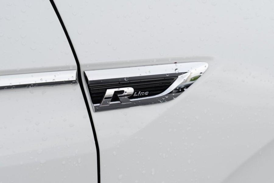 White Volkswagen Tiguan 2019 in Marupe, with an engine capacity of 2.00 L and mileage of 164 thousand km for 22150 €, photo 7 on AUTOMOTO.COM.LV