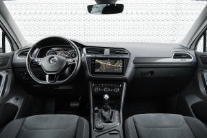 White Volkswagen Tiguan 2019 in Marupe, with an engine capacity of 2.00 L and mileage of 164 thousand km for 22150 €, photo 8 on AUTOMOTO.COM.LV