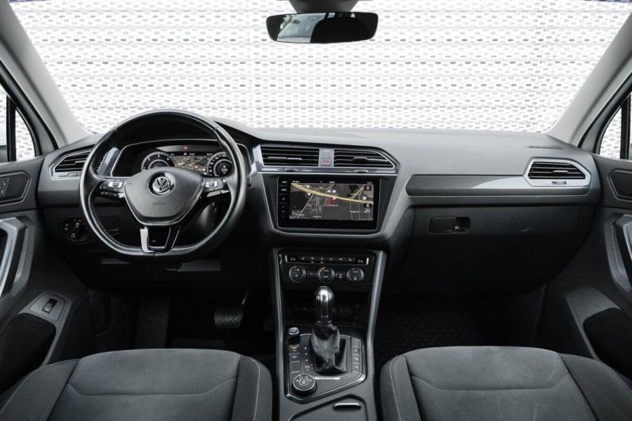 White Volkswagen Tiguan 2019 in Marupe, with an engine capacity of 2.00 L and mileage of 164 thousand km for 22150 €, photo 8 on AUTOMOTO.COM.LV