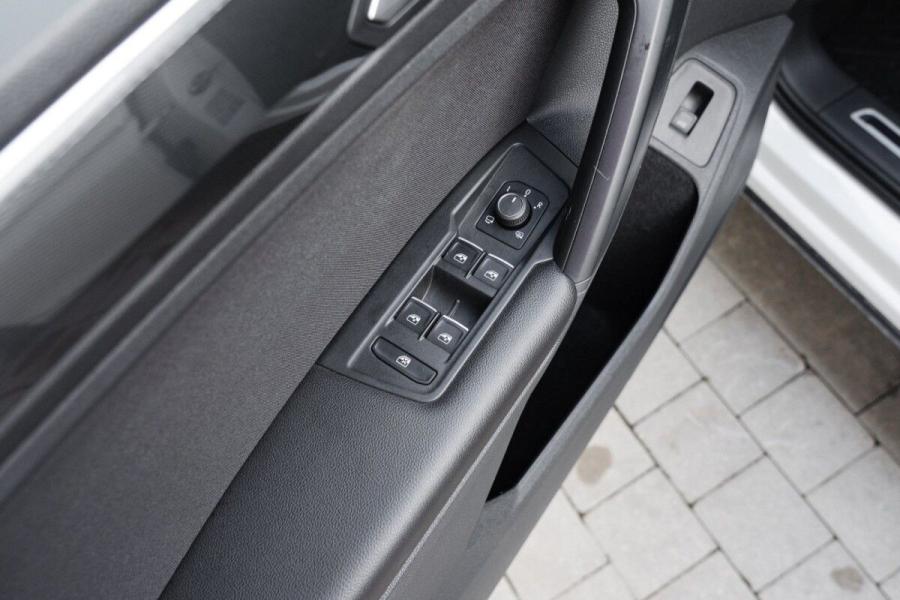 White Volkswagen Tiguan 2019 in Marupe, with an engine capacity of 2.00 L and mileage of 164 thousand km for 22150 €, photo 10 on AUTOMOTO.COM.LV