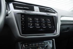 White Volkswagen Tiguan 2019 in Marupe, with an engine capacity of 2.00 L and mileage of 164 thousand km for 22150 €, photo 20 on AUTOMOTO.COM.LV