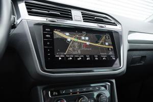 White Volkswagen Tiguan 2019 in Marupe, with an engine capacity of 2.00 L and mileage of 164 thousand km for 22150 €, photo 27 on AUTOMOTO.COM.LV