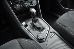 White Volkswagen Tiguan 2019 in Marupe, with an engine capacity of 2.00 L and mileage of 164 thousand km for 22150 €, photo 29 on AUTOMOTO.COM.LV