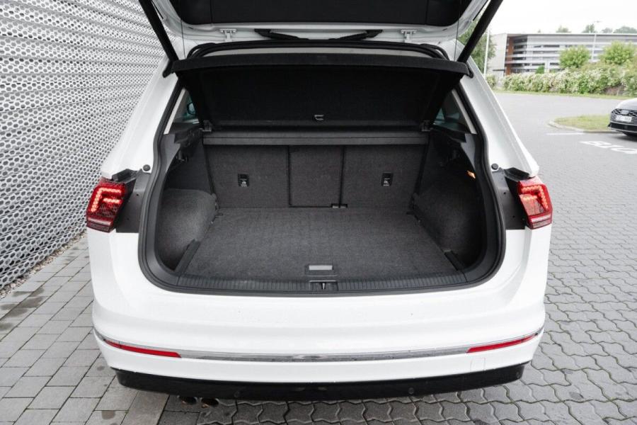 White Volkswagen Tiguan 2019 in Marupe, with an engine capacity of 2.00 L and mileage of 164 thousand km for 22150 €, photo 33 on AUTOMOTO.COM.LV