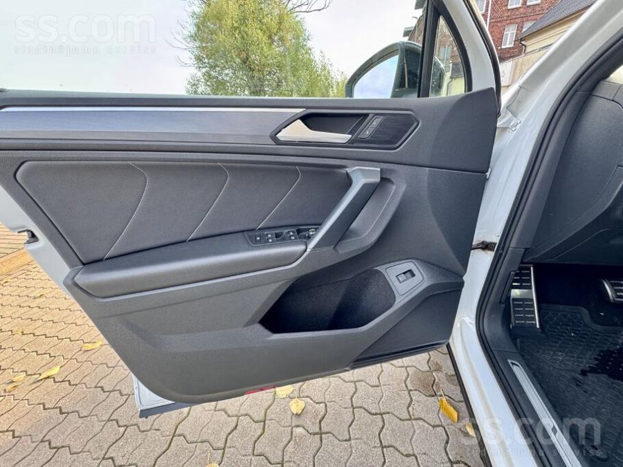 White Volkswagen Tiguan 2019 in Liepaja, with an engine capacity of 2.00 L and mileage of 151 thousand km for 22300 €, photo 14 on AUTOMOTO.COM.LV