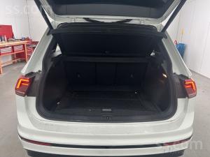 White Volkswagen Tiguan 2019 in Riga, with an engine capacity of 1.50 L and mileage of 212 thousand km for 19300 €, photo 10 on AUTOMOTO.COM.LV