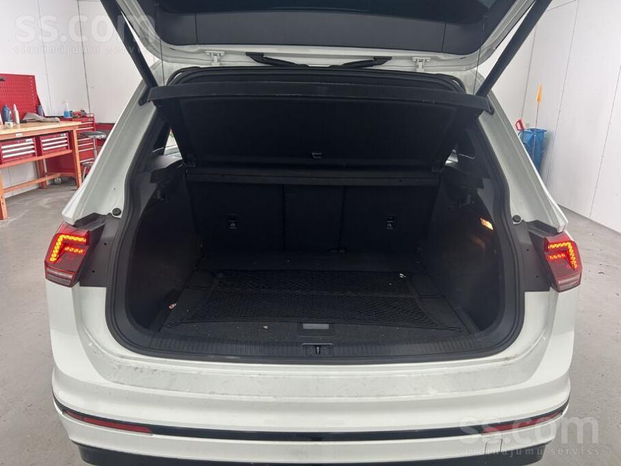 White Volkswagen Tiguan 2019 in Riga, with an engine capacity of 1.50 L and mileage of 212 thousand km for 19300 €, photo 10 on AUTOMOTO.COM.LV