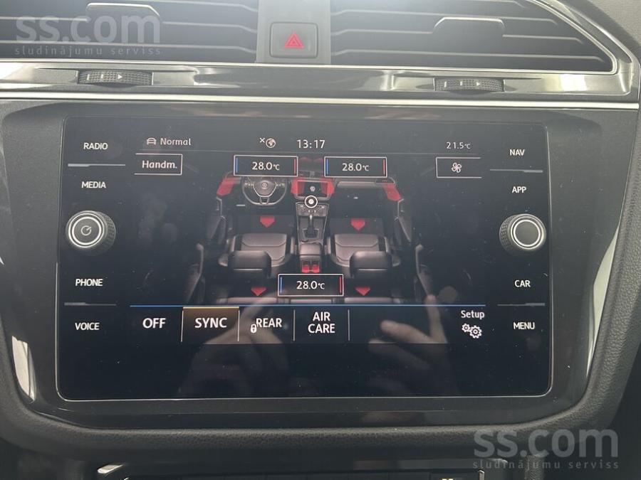 White Volkswagen Tiguan 2019 in Riga, with an engine capacity of 1.50 L and mileage of 212 thousand km for 19300 €, photo 12 on AUTOMOTO.COM.LV