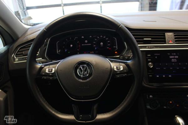 White Volkswagen Tiguan 2020 in Kaunas, with an engine capacity of 2.00 L and mileage of 67 thousand km for 32679 €, photo 6 on AUTOMOTO.COM.LV