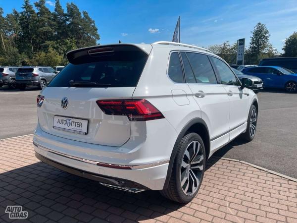 White Volkswagen Tiguan 2020 in Kaunas, with an engine capacity of 2.00 L and mileage of 34 thousand km for 32690 €, photo 4 on AUTOMOTO.COM.LV