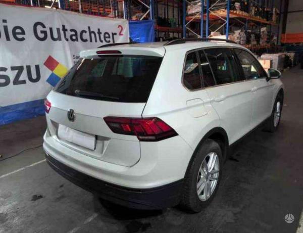 White Volkswagen Tiguan 2020 in Siauliai, with an engine capacity of 1.97 L and mileage of 141 thousand km for 20999 €, photo 2 on AUTOMOTO.COM.LV