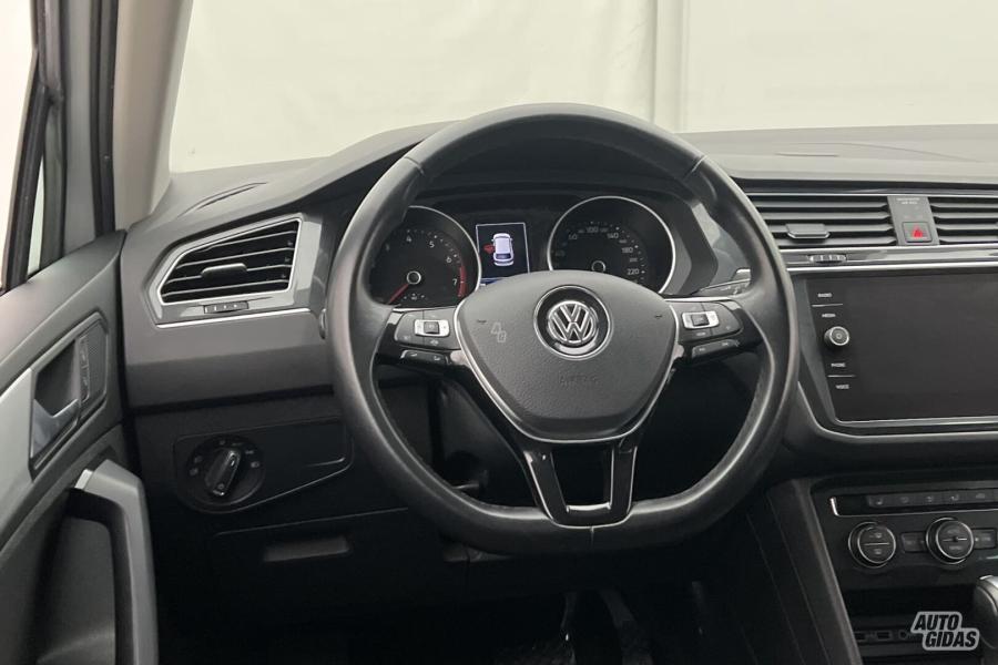 White Volkswagen Tiguan 2020 in Kaunas, with an engine capacity of 0.00 L and mileage of 79 thousand km for 26495 €, photo 15 on AUTOMOTO.COM.LV