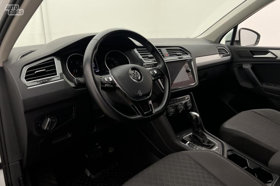 White Volkswagen Tiguan 2020 in Kaunas, with an engine capacity of 0.00 L and mileage of 79 thousand km for 26495 €, photo 16 on AUTOMOTO.COM.LV