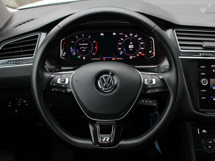 White Volkswagen Tiguan 2020 in Vilnius, with an engine capacity of 1.50 L and mileage of 130 thousand km for 21490 €, photo 5 on AUTOMOTO.COM.LV
