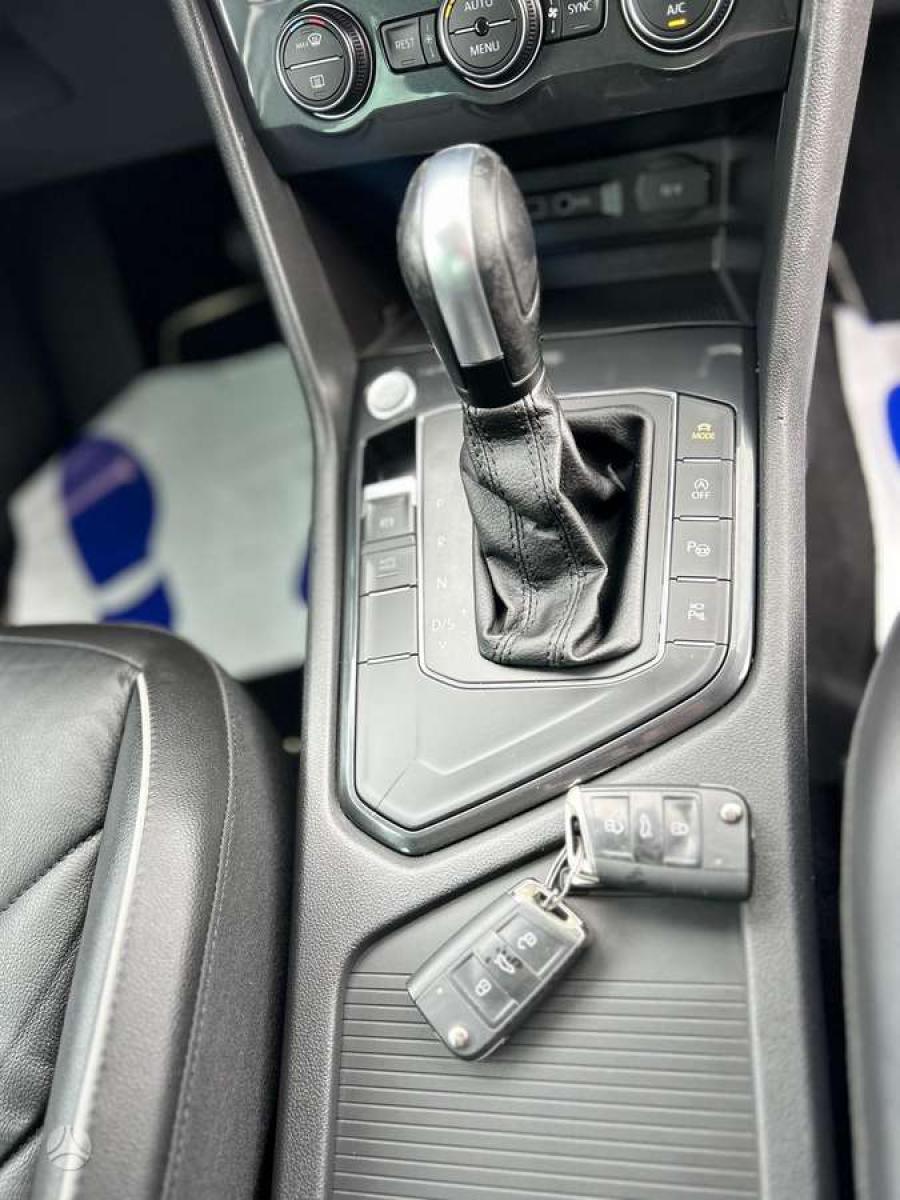 White Volkswagen Tiguan 2020 in Panevezys, with an engine capacity of 1.97 L and mileage of 208 thousand km for 16500 €, photo 12 on AUTOMOTO.COM.LV