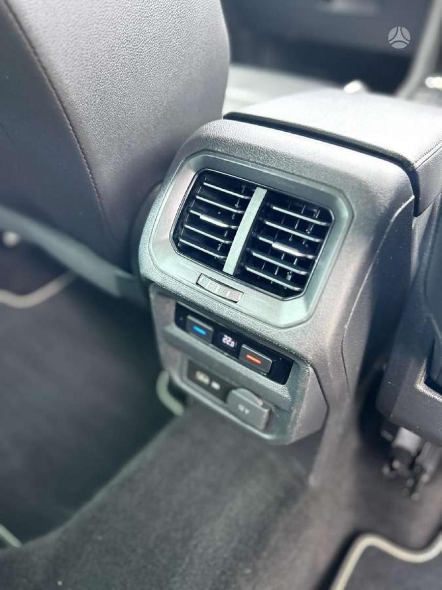 White Volkswagen Tiguan 2020 in Panevezys, with an engine capacity of 1.97 L and mileage of 208 thousand km for 16500 €, photo 17 on AUTOMOTO.COM.LV