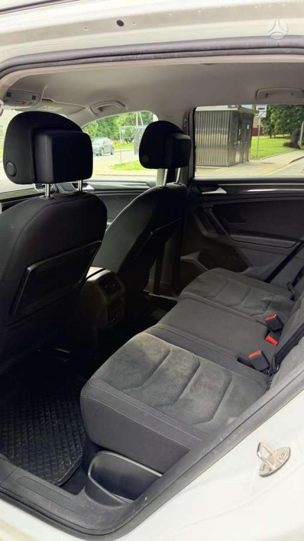 White Volkswagen Tiguan 2020 in Vilnius, with an engine capacity of 1.50 L and mileage of 155 thousand km for 19990 €, photo 7 on AUTOMOTO.COM.LV