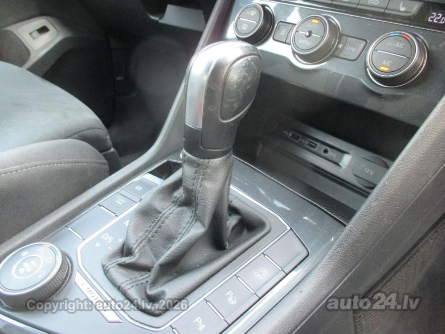 White Volkswagen Tiguan 2020 in Tartu, with an engine capacity of 2.00 L and mileage of 219 thousand km for 19990 €, photo 13 on AUTOMOTO.COM.LV
