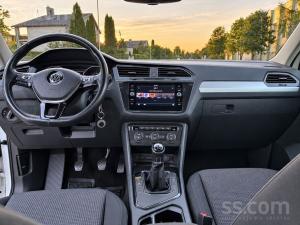 White Volkswagen Tiguan 2020 in Valmiera, with an engine capacity of 2.00 L and mileage of 173 thousand km for 14600 €, photo 9 on AUTOMOTO.COM.LV