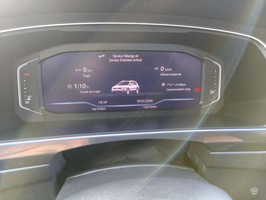 White Volkswagen Tiguan 2020 in Kaunas, with an engine capacity of 1.97 L and mileage of 150 thousand km for 15800 €, photo 14 on AUTOMOTO.COM.LV