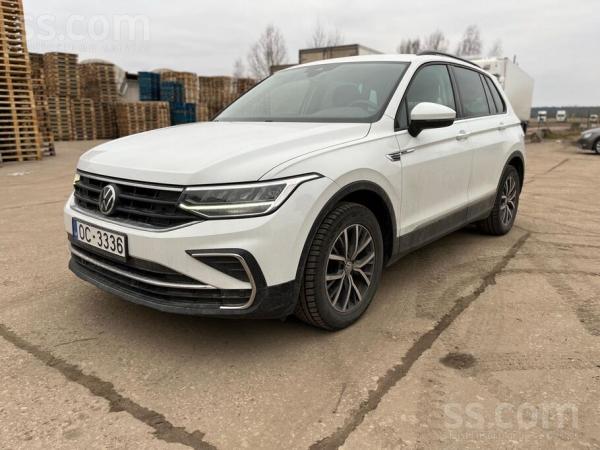 White Volkswagen Tiguan 2021 in Riga, with an engine capacity of 1.50 L and mileage of 97 thousand km for 19500 €, photo 2 on AUTOMOTO.COM.LV