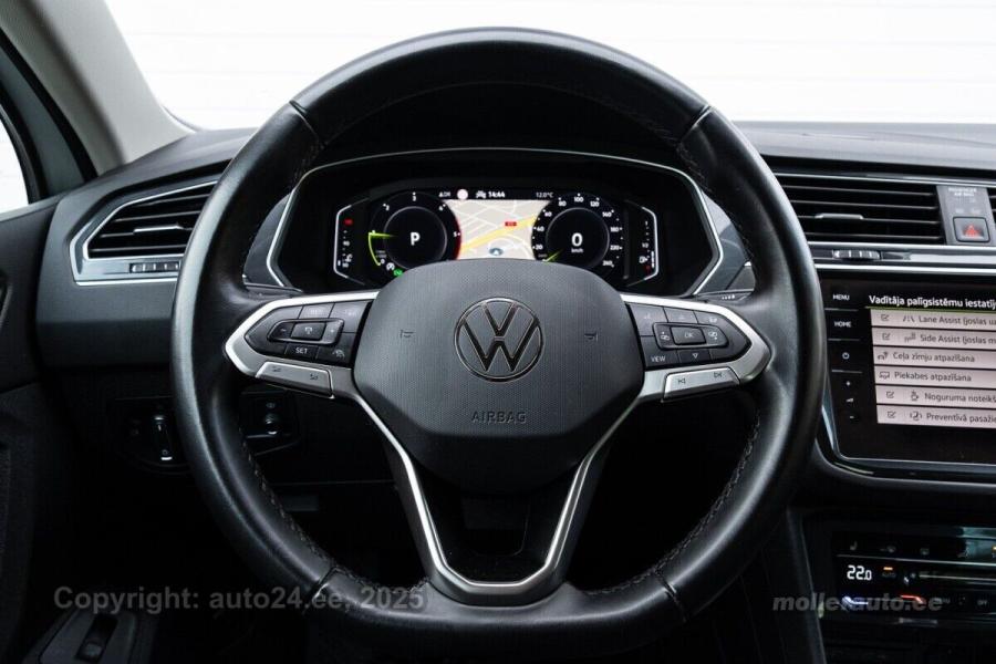 White Volkswagen Tiguan 2021 in Riga, with an engine capacity of 2.00 L and mileage of 170 thousand km for 28131 €, photo 24 on AUTOMOTO.COM.LV