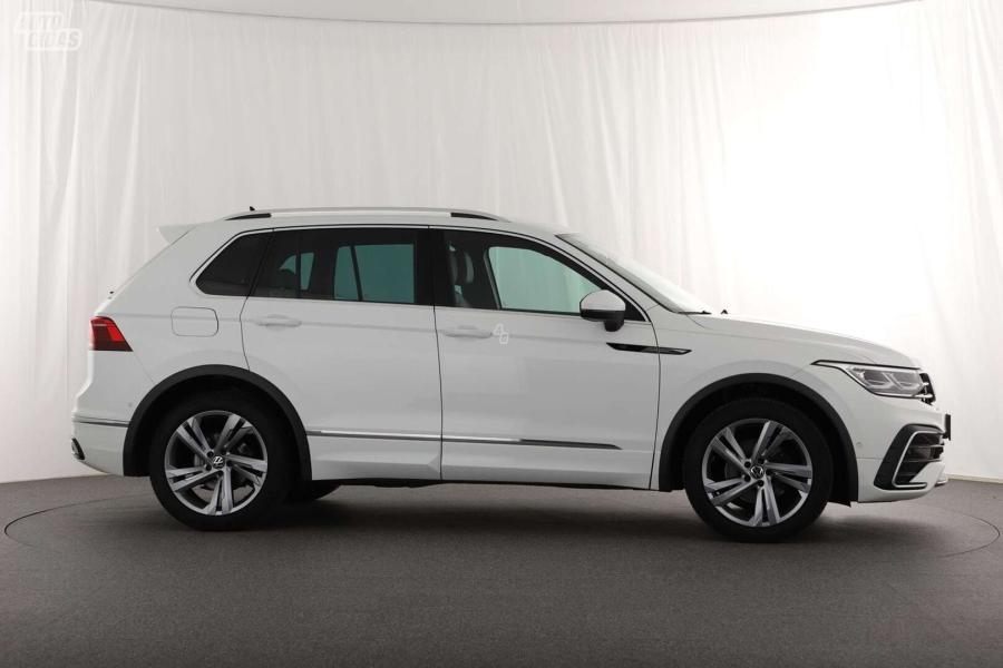 White Volkswagen Tiguan 2021 in Kaunas, with an engine capacity of 1.50 L and mileage of 64 thousand km for 31660 €, photo 3 on AUTOMOTO.COM.LV