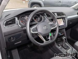 White Volkswagen Tiguan 2021 in Kaunas, with an engine capacity of 2.00 L and mileage of 48 thousand km for 32674 €, photo 4 on AUTOMOTO.COM.LV