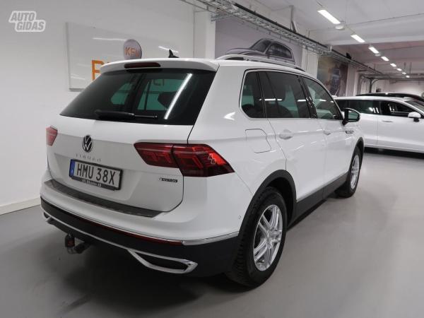 White Volkswagen Tiguan 2021 in Kaunas, with an engine capacity of 0.00 L and mileage of 64 thousand km for 35209 €, photo 6 on AUTOMOTO.COM.LV