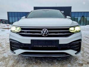 White Volkswagen Tiguan 2021 in Siauliai, with an engine capacity of 1.97 L and mileage of 180 thousand km for 22900 €, photo 3 on AUTOMOTO.COM.LV