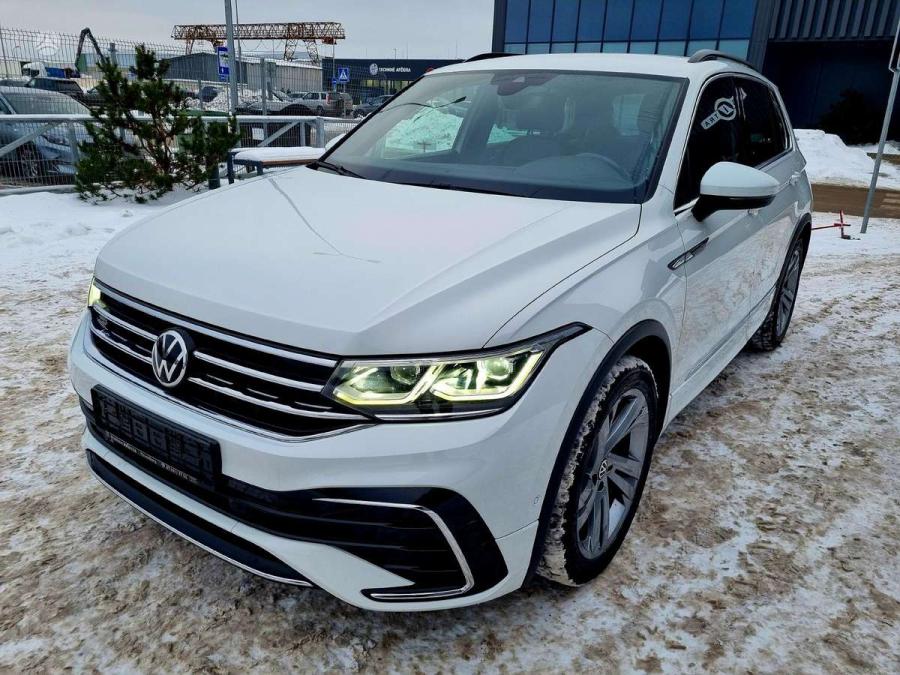 White Volkswagen Tiguan 2021 in Siauliai, with an engine capacity of 1.97 L and mileage of 180 thousand km for 22900 €, photo 1 on AUTOMOTO.COM.LV