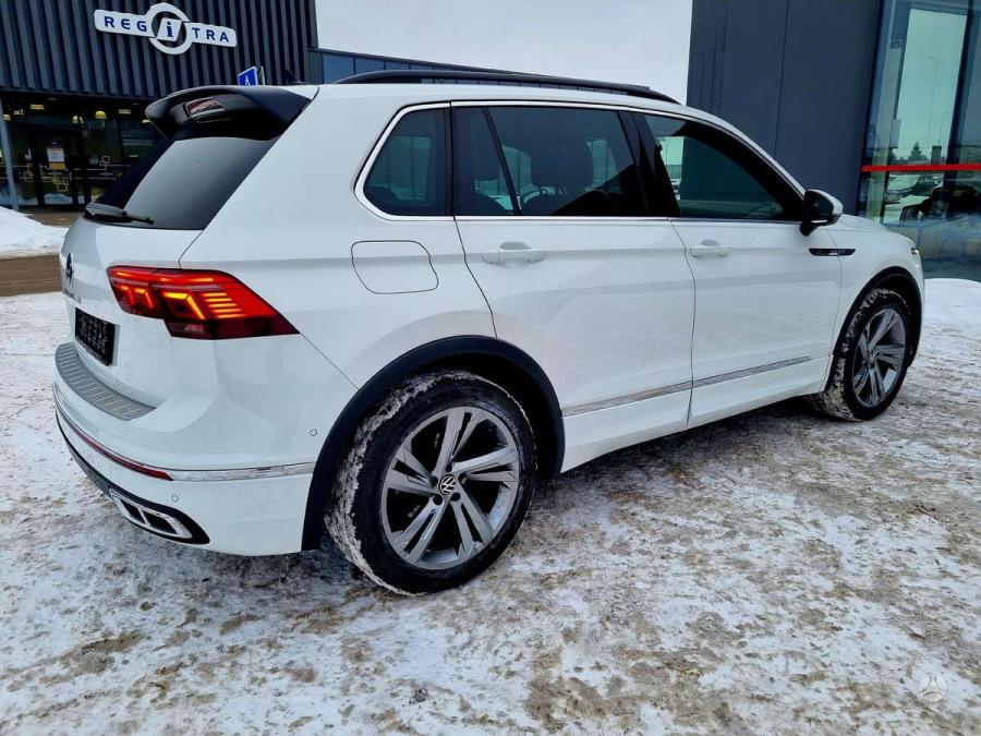 White Volkswagen Tiguan 2021 in Siauliai, with an engine capacity of 1.97 L and mileage of 180 thousand km for 22900 €, photo 7 on AUTOMOTO.COM.LV