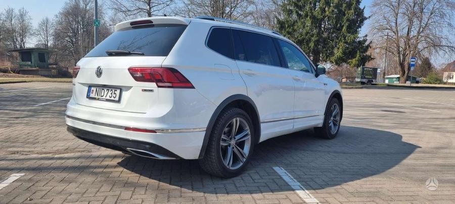 White Volkswagen Tiguan 2021 in Vilnius, with an engine capacity of 1.98 L and mileage of 81 thousand km for 26500 €, photo 5 on AUTOMOTO.COM.LV