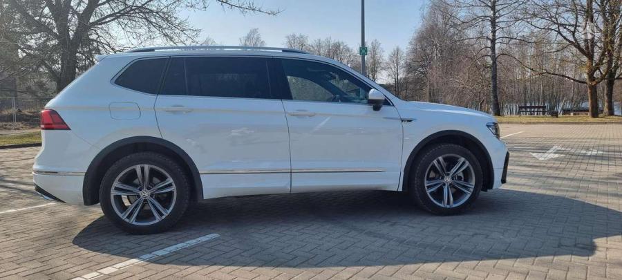 White Volkswagen Tiguan 2021 in Vilnius, with an engine capacity of 1.98 L and mileage of 81 thousand km for 26500 €, photo 8 on AUTOMOTO.COM.LV