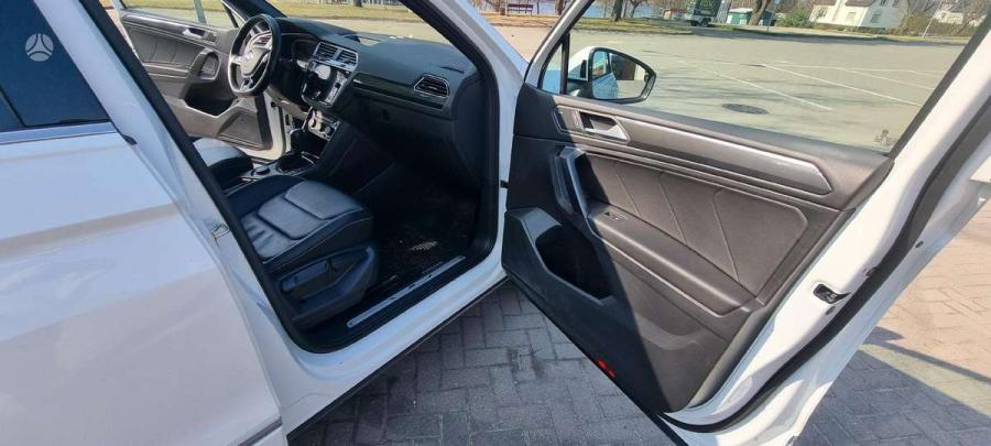 White Volkswagen Tiguan 2021 in Vilnius, with an engine capacity of 1.98 L and mileage of 81 thousand km for 26500 €, photo 24 on AUTOMOTO.COM.LV