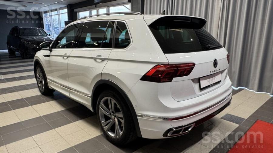 White Volkswagen Tiguan 2021 in Riga, with an engine capacity of 1.50 L and mileage of 72 thousand km for 24990 €, photo 8 on AUTOMOTO.COM.LV