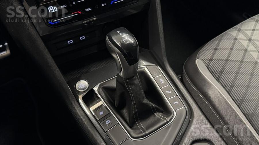White Volkswagen Tiguan 2021 in Riga, with an engine capacity of 1.50 L and mileage of 72 thousand km for 24990 €, photo 21 on AUTOMOTO.COM.LV